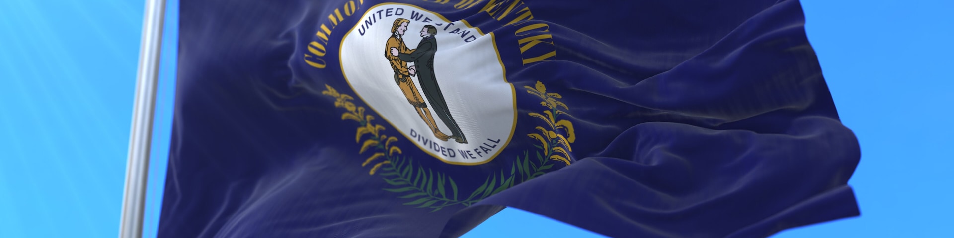 Uma bandeira com um emblema branco representando uma mulher e um homem, rodeados por texto e uma coroa de louros.