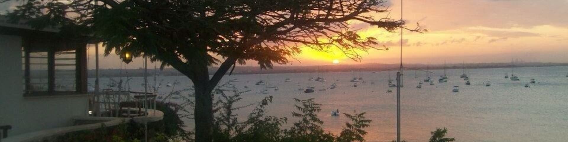 Best sunset & Cheapest Sundowners in Dar🍹🍺🌅
(Maybe not the best photo...)