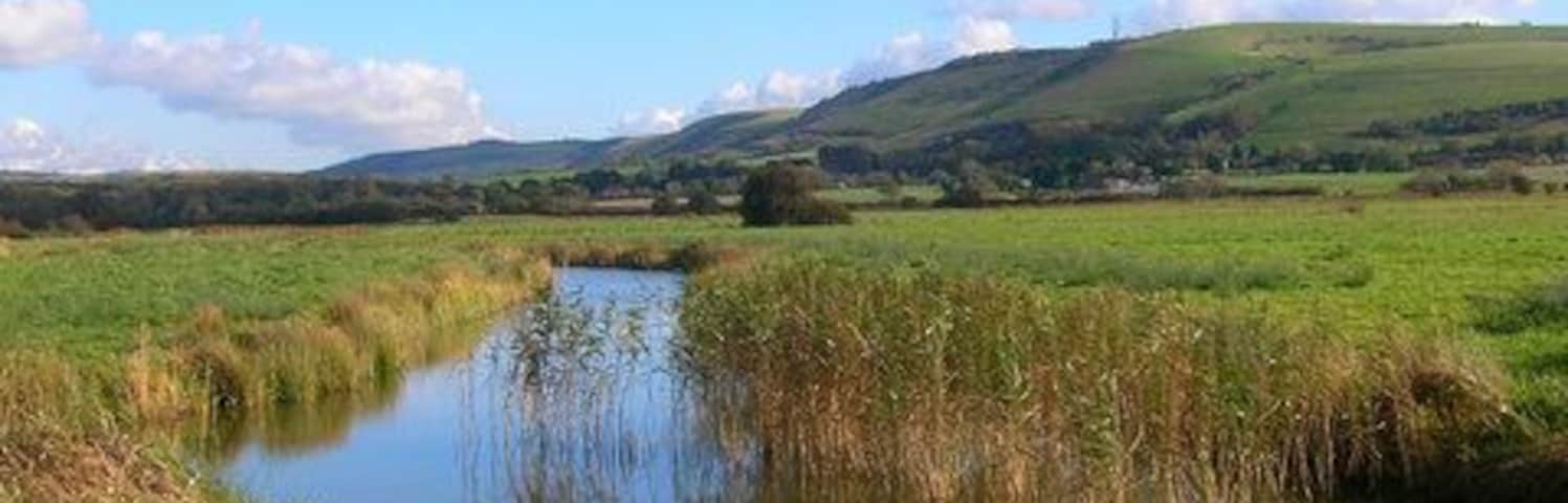 Drain, Beeding Brooks Taken from the footpath that runs from River Adur to the northern outskirts of Upper Beeding. Truleigh Hill is in the distance.