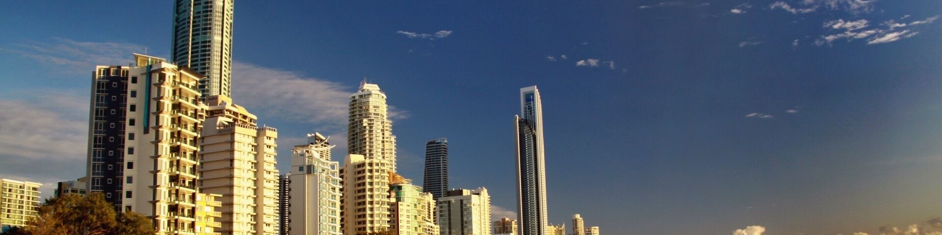 Paisagem costeira urbana com edifícios altos ao longo de uma praia arenosa.