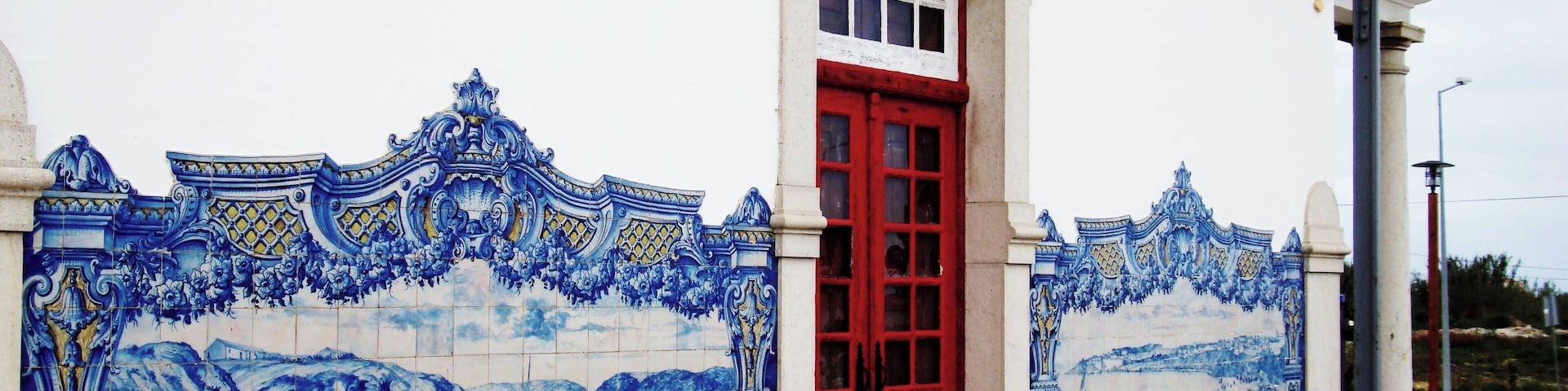 #Sines #Portugal #station #train
A antiga Estação Ferroviária de Sines é hoje um espaço onde funciona um excelente restaurante. As paredes externas têm azulejos azuis com alguns detalhes em amarelo. é de elogiar o excelente estado de conservação dos azulejos e do edifício como um todo. A estação foi inaugurada em 1936 e ligava Sines a Santiago do Cacém.
The former Sines Railway Station is now a space where an excellent restaurant operates. The outer walls have blue tiles with some yellow details. It is to be commended the excellent state of conservation of the tiles and the building as a whole. The original station was inaugurated in 1936 and linked Sines to Santiago do Cacém.