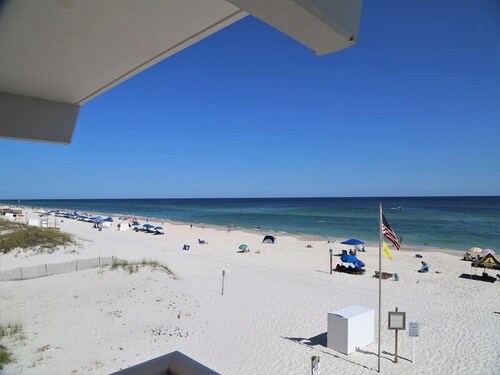 Apartamento em Condomínio Fechado, 2 quartos | Praia | Na praia